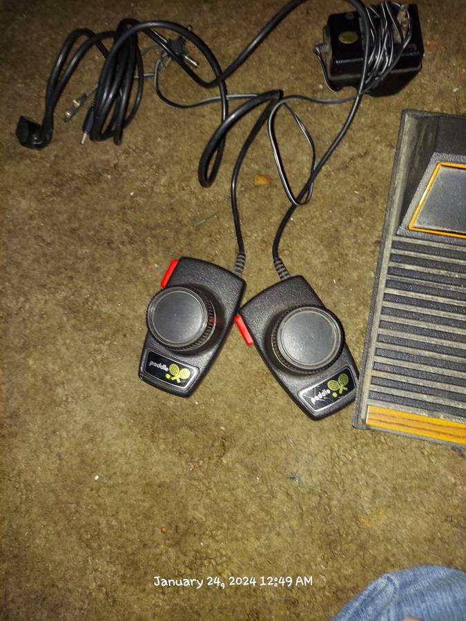 Atari 2600 console with controllers | Looknet