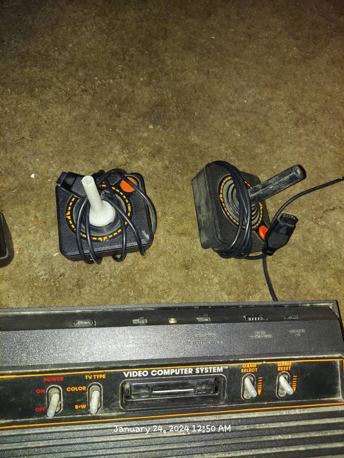 Atari 2600 console with controllers | Looknet