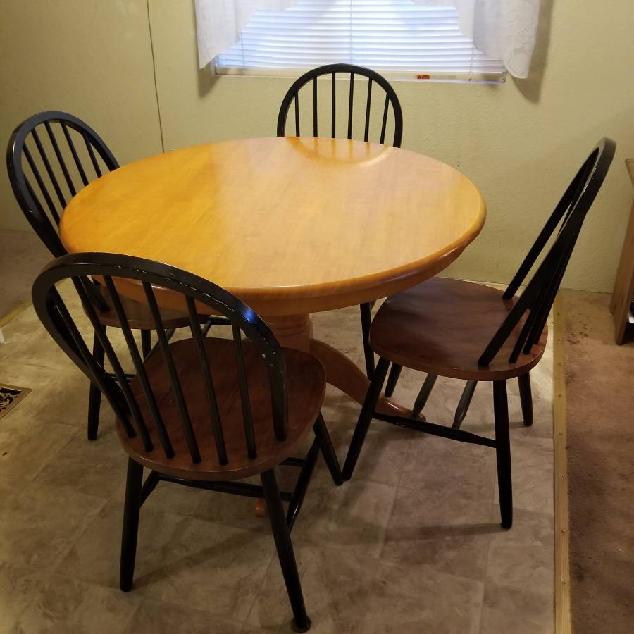 Solid oak kitchen table w 4 chairs