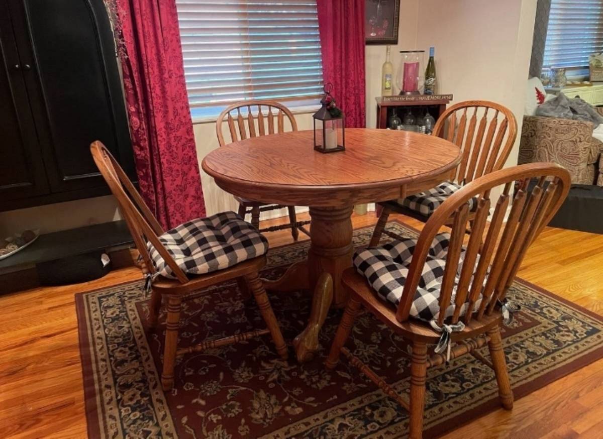 Solid oaks leaflet Table W/ 6 chairs