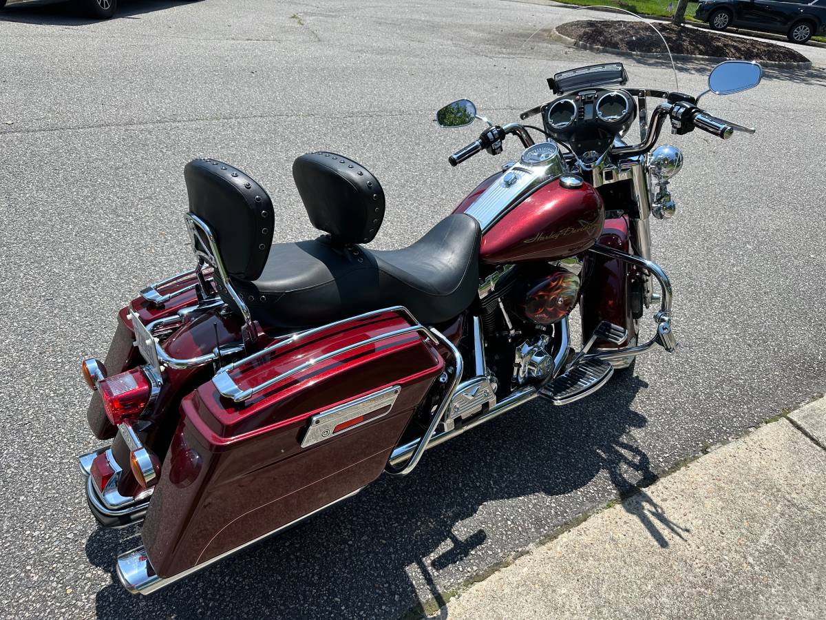 Harley Davidson Road King motorcycle | Looknet