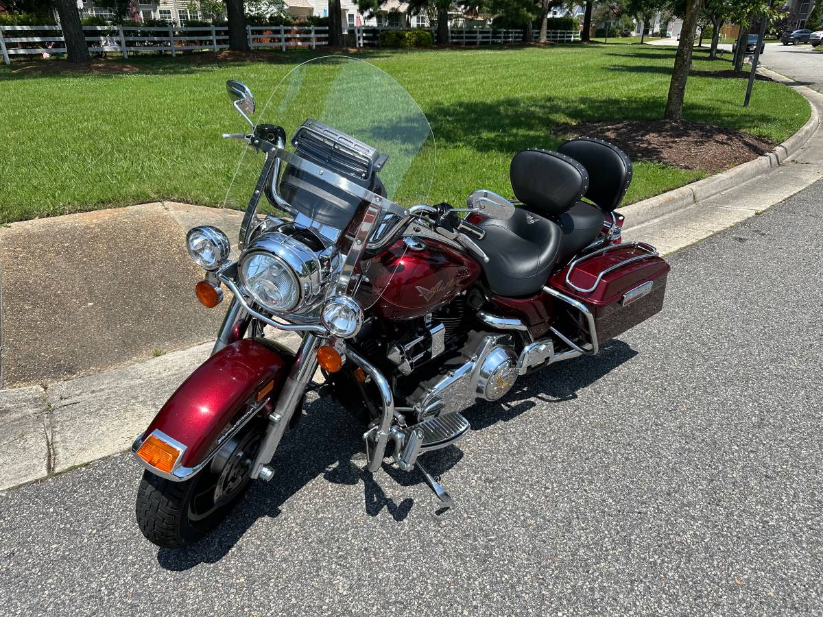 Harley Davidson Road King motorcycle | Looknet