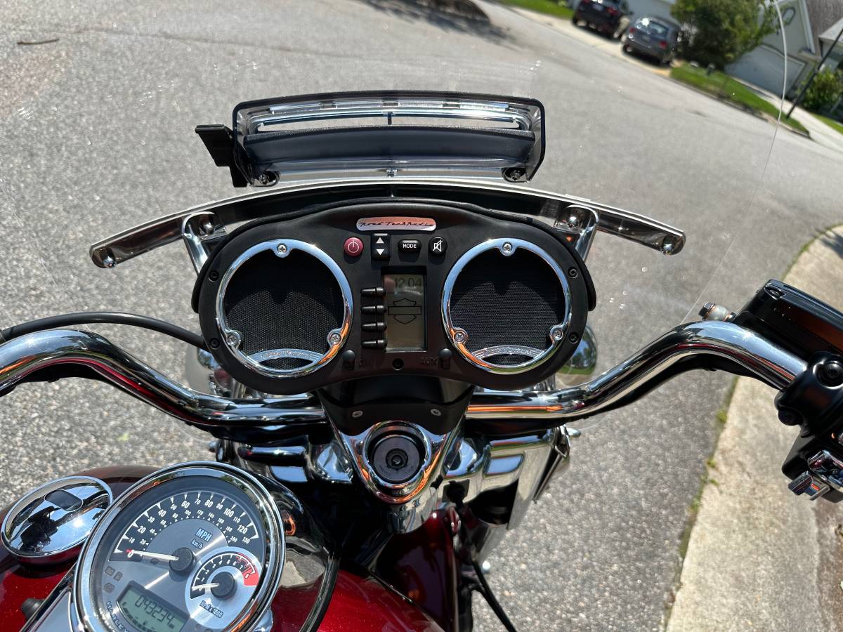 Harley Davidson Road King motorcycle | Looknet