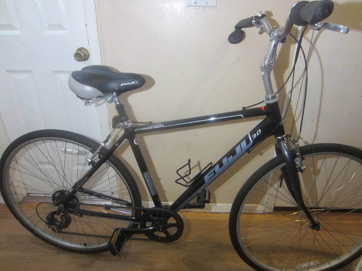 7 Speed FUJI 3.0 CROSSTOWN Hybrid Bicycle 19 inch frame | Looknet